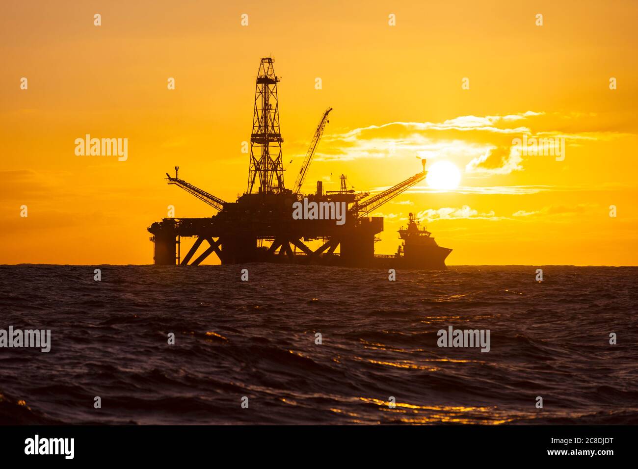 Drilling rig and supply ship Stock Photo - Alamy