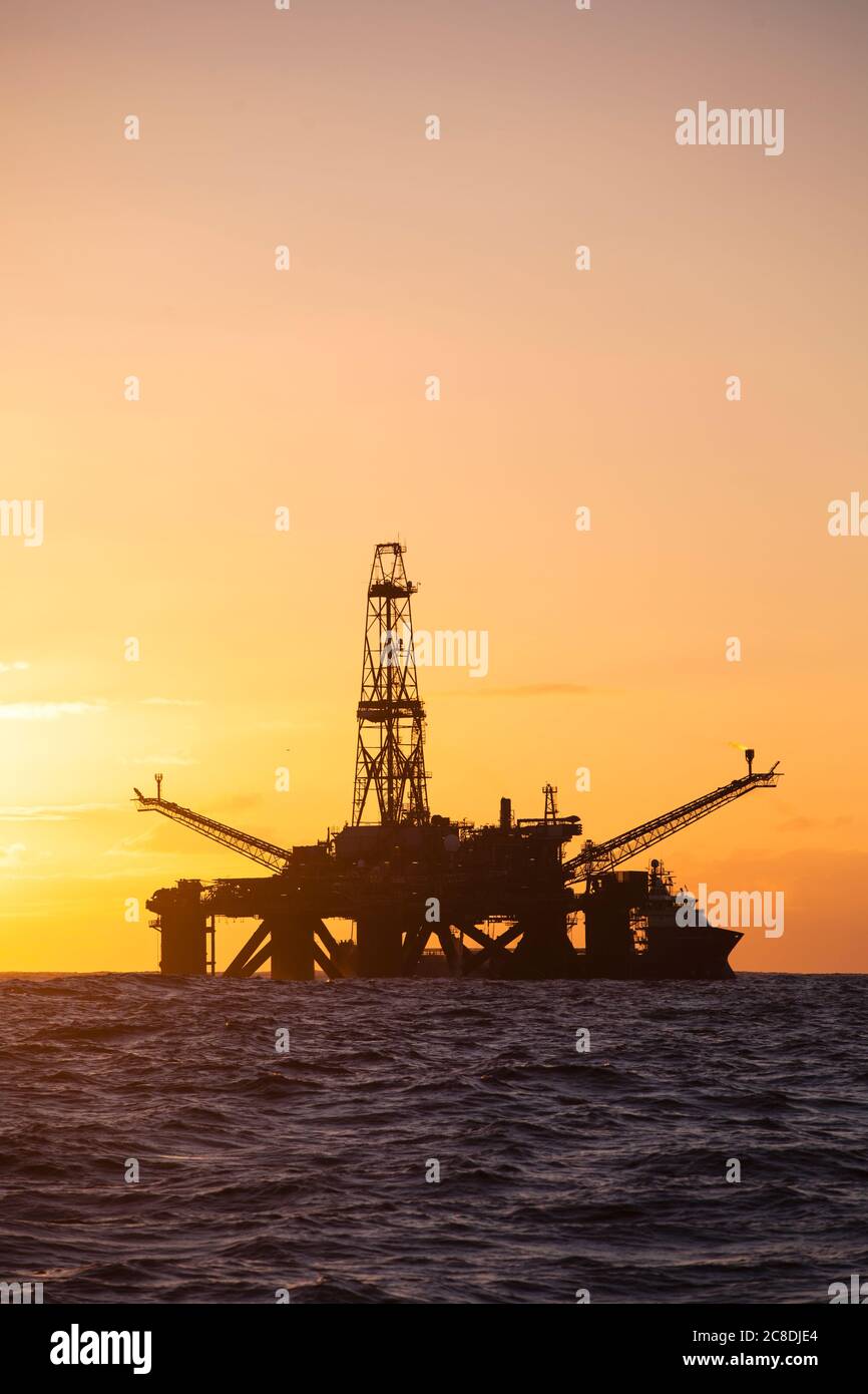 Drilling rig and supply ship Stock Photo - Alamy