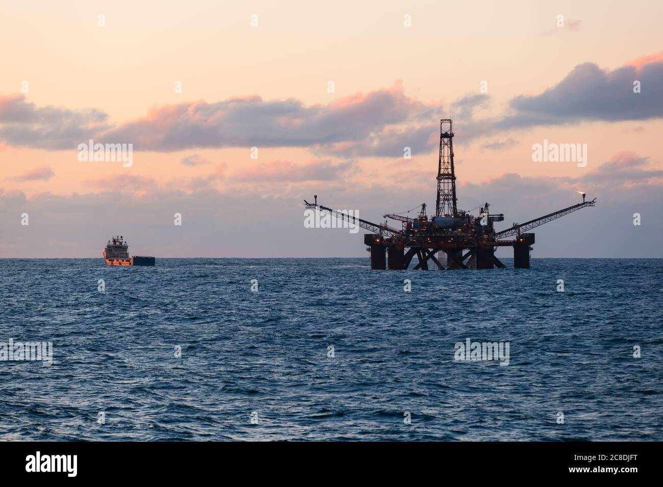 Drilling rig and supply ship Stock Photo - Alamy