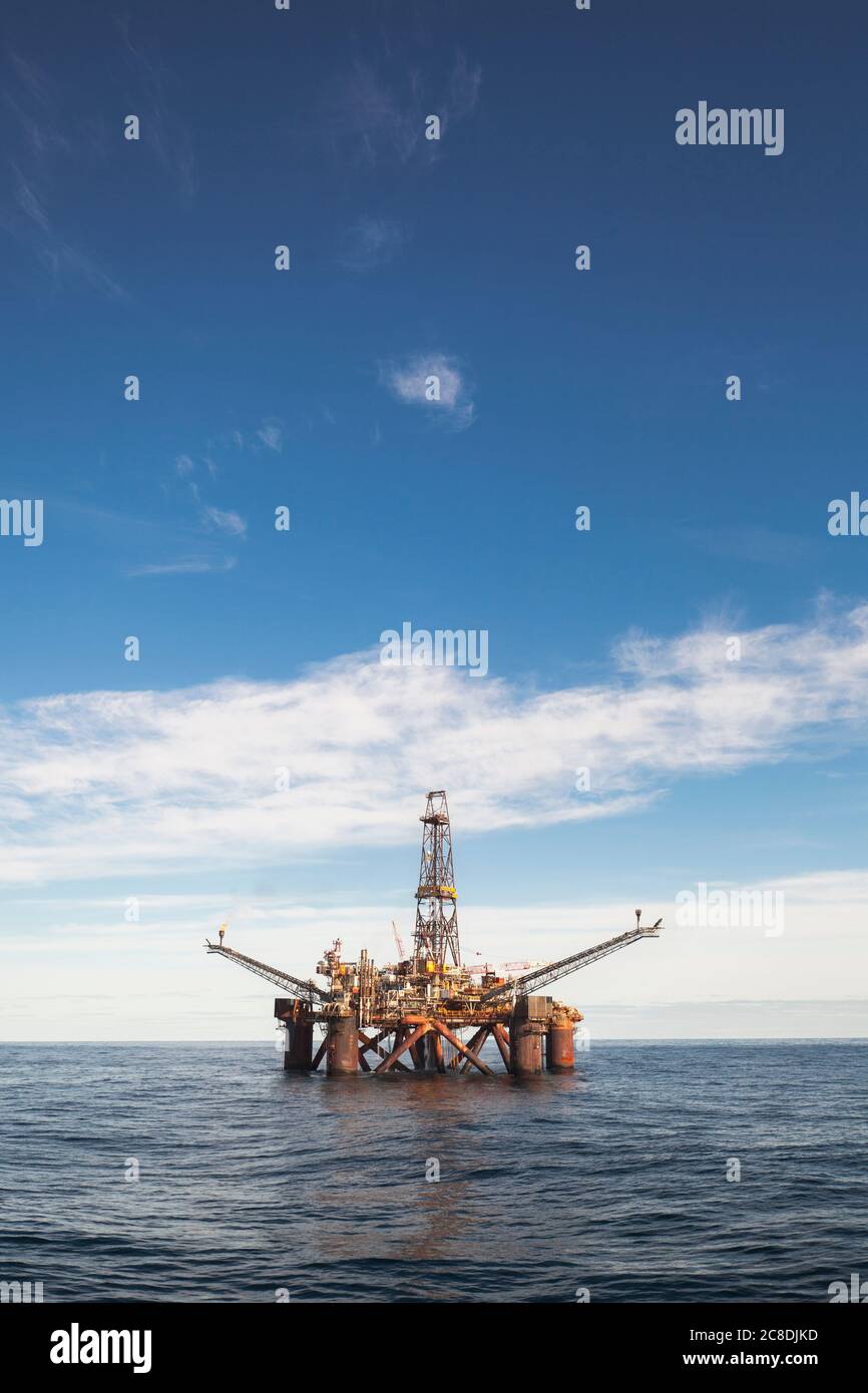 Offshore oil rig hi-res stock photography and images - Alamy
