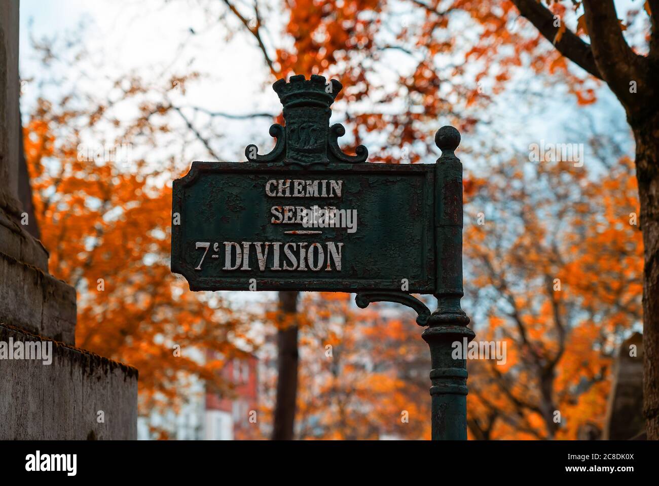 Sign buried in tree hi-res stock photography and images - Alamy