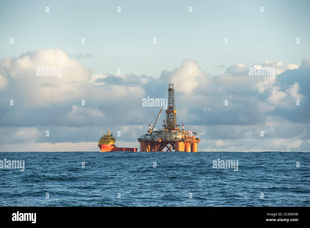 Drilling rig and supply ship Stock Photo - Alamy