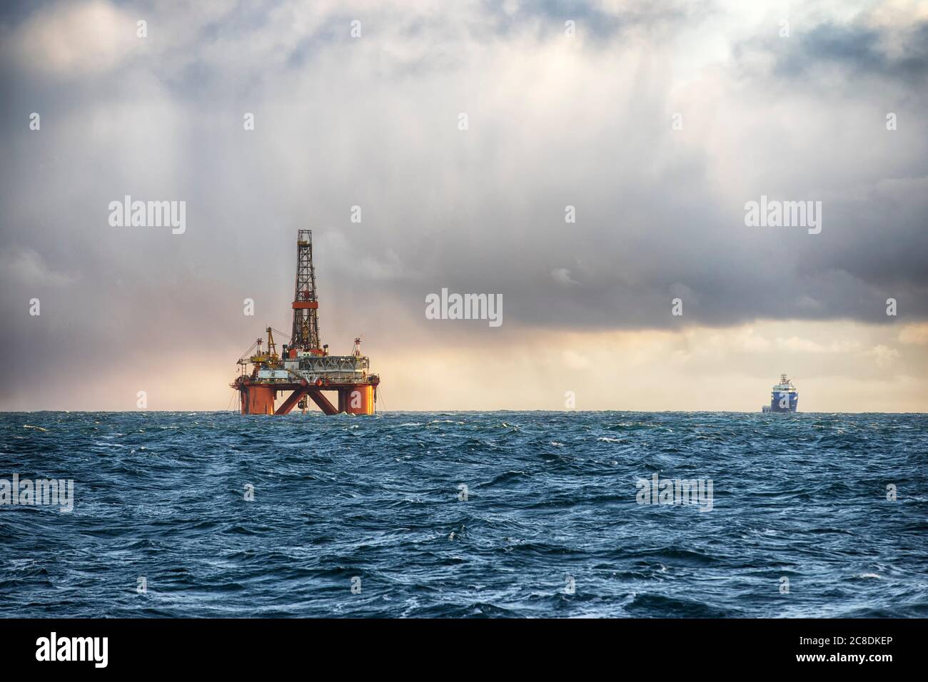 Oil drilling ship hi-res stock photography and images - Alamy