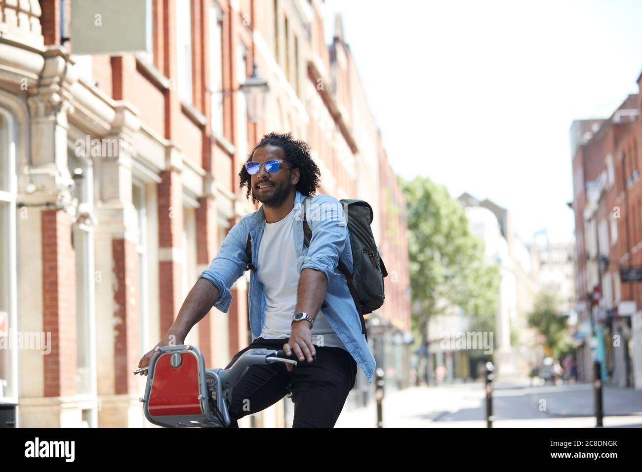 Man bicycle uk city hi-res stock photography and images - Alamy
