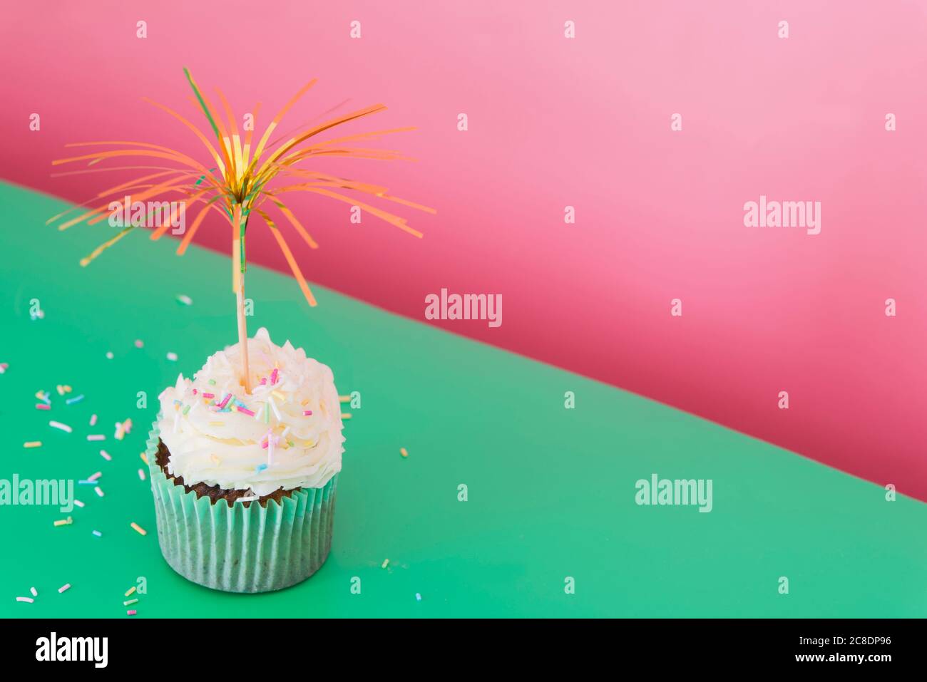 Single cupcake hi-res stock photography and images - Alamy