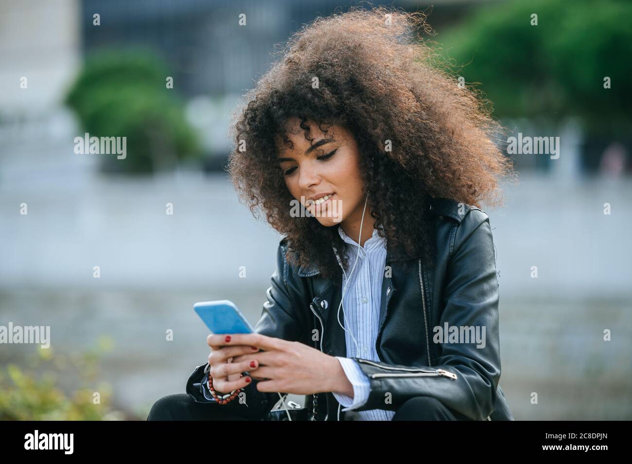 People internet surfing hi-res stock photography and images - Alamy