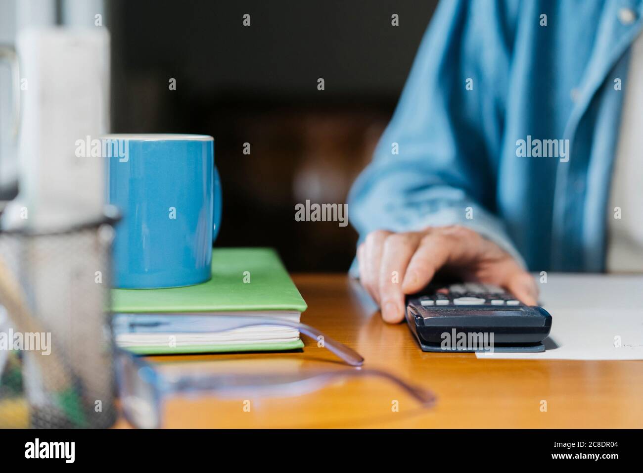 Hand calculator man hi-res stock photography and images - Alamy