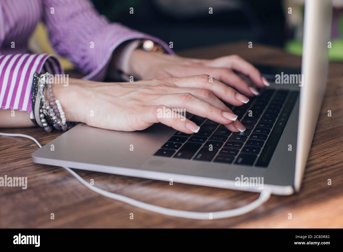 Hands on desk hi-res stock photography and images - Alamy