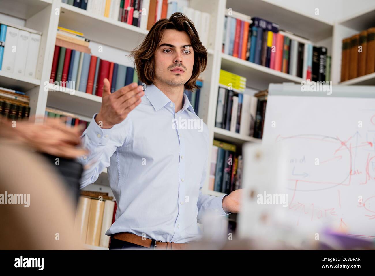 Brown people office meeting meeting hi-res stock photography and images ...