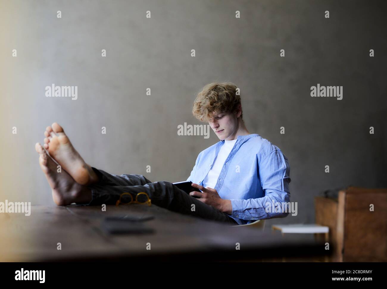 Man barefoot feet table hi-res stock photography and images - Alamy