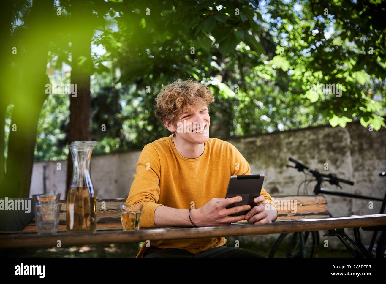 Beer garden table hi-res stock photography and images - Alamy