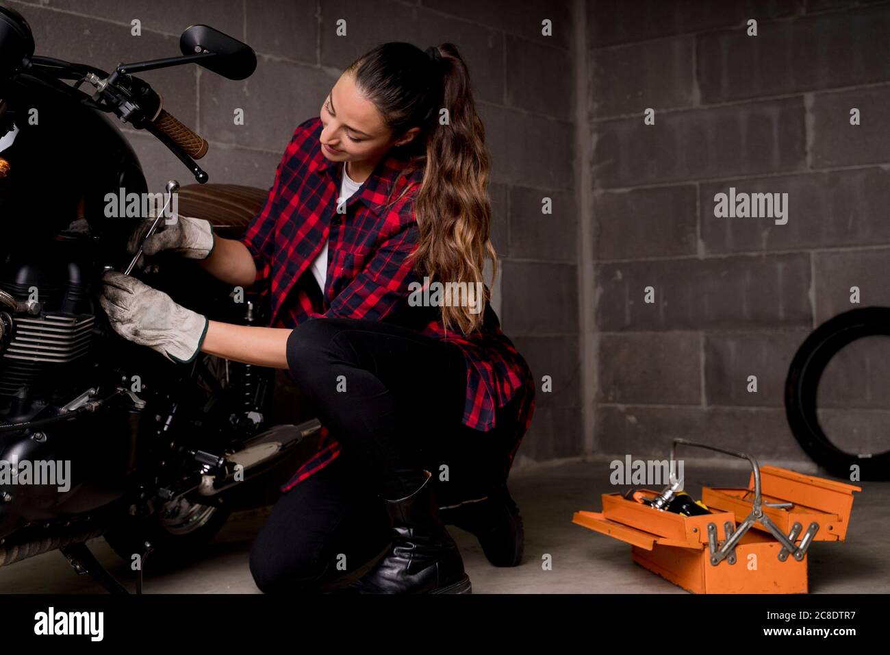 Woman repairing hi-res stock photography and images - Alamy