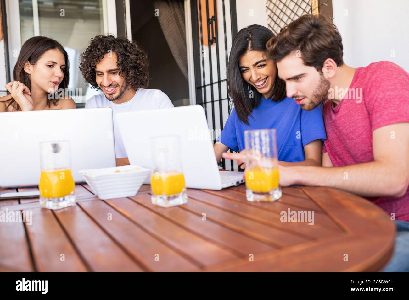 Young people sharing house hi-res stock photography and images - Alamy