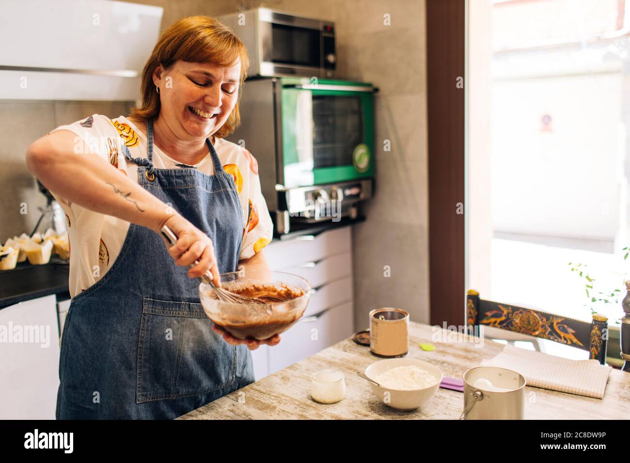 Mixing bowl cake hi-res stock photography and images - Alamy