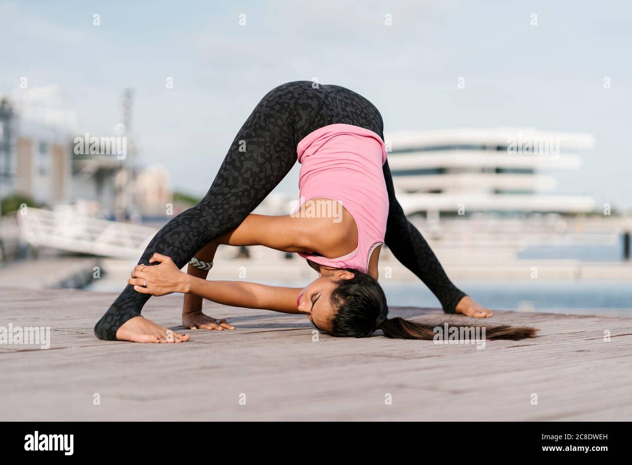 Legs wide apart hi-res stock photography and images - Alamy