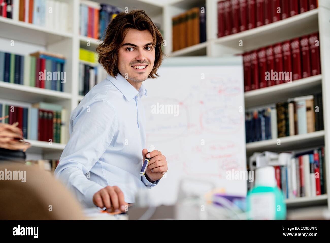 Brown people office meeting meeting hi-res stock photography and images ...