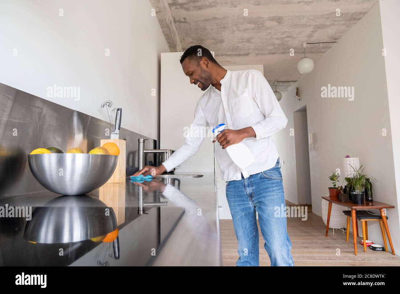 Man cleaning house black hi-res stock photography and images - Alamy