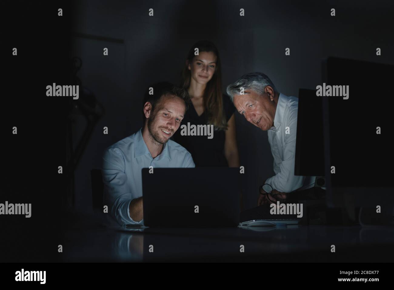 Team of business people working late in office, disussing solutions ...