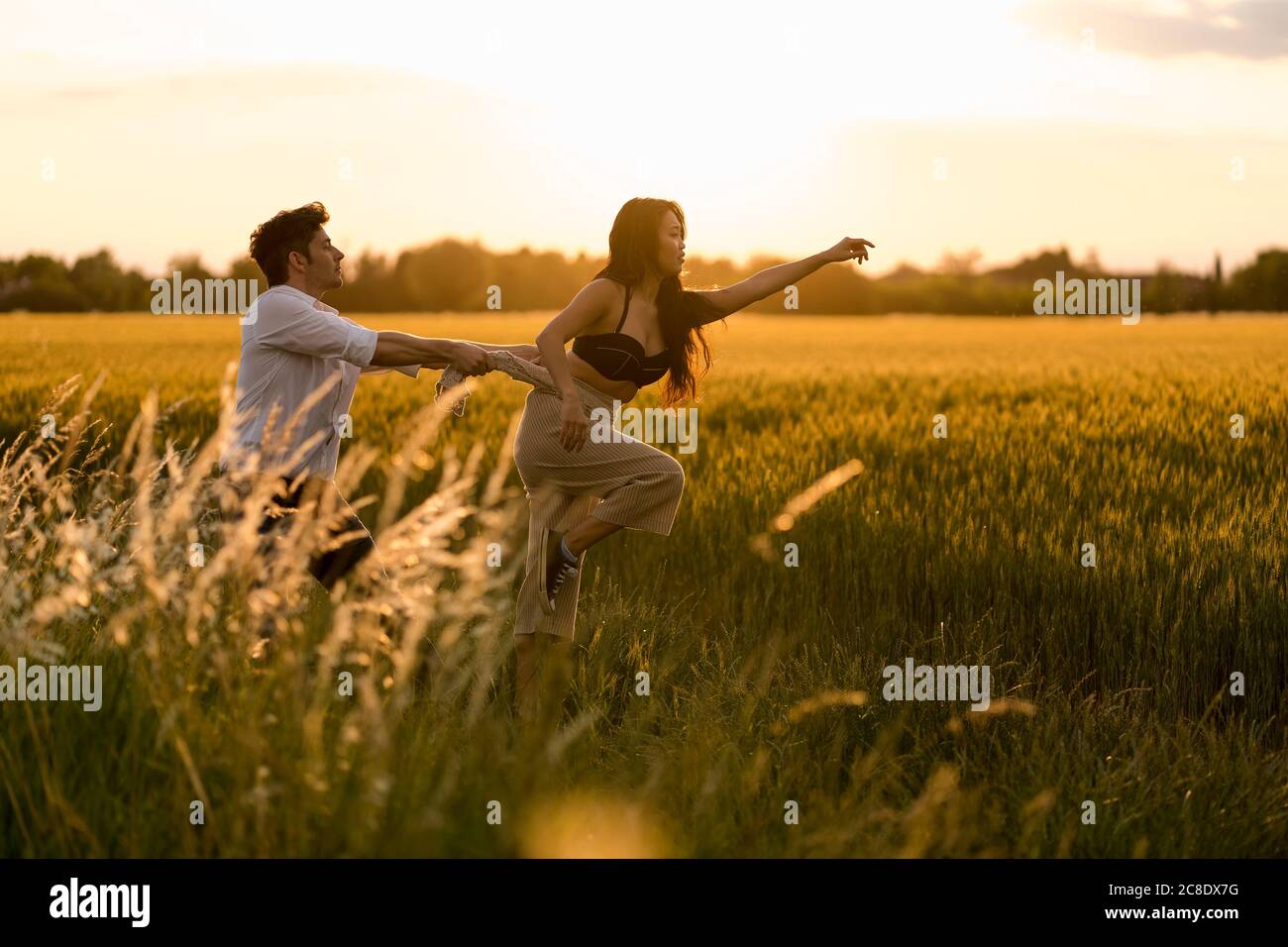 Dancing couple sunset hi-res stock photography and images - Alamy