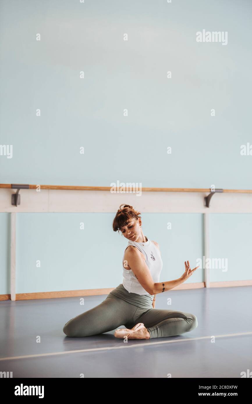 Ballerina sitting on floor hi-res stock photography and images - Alamy