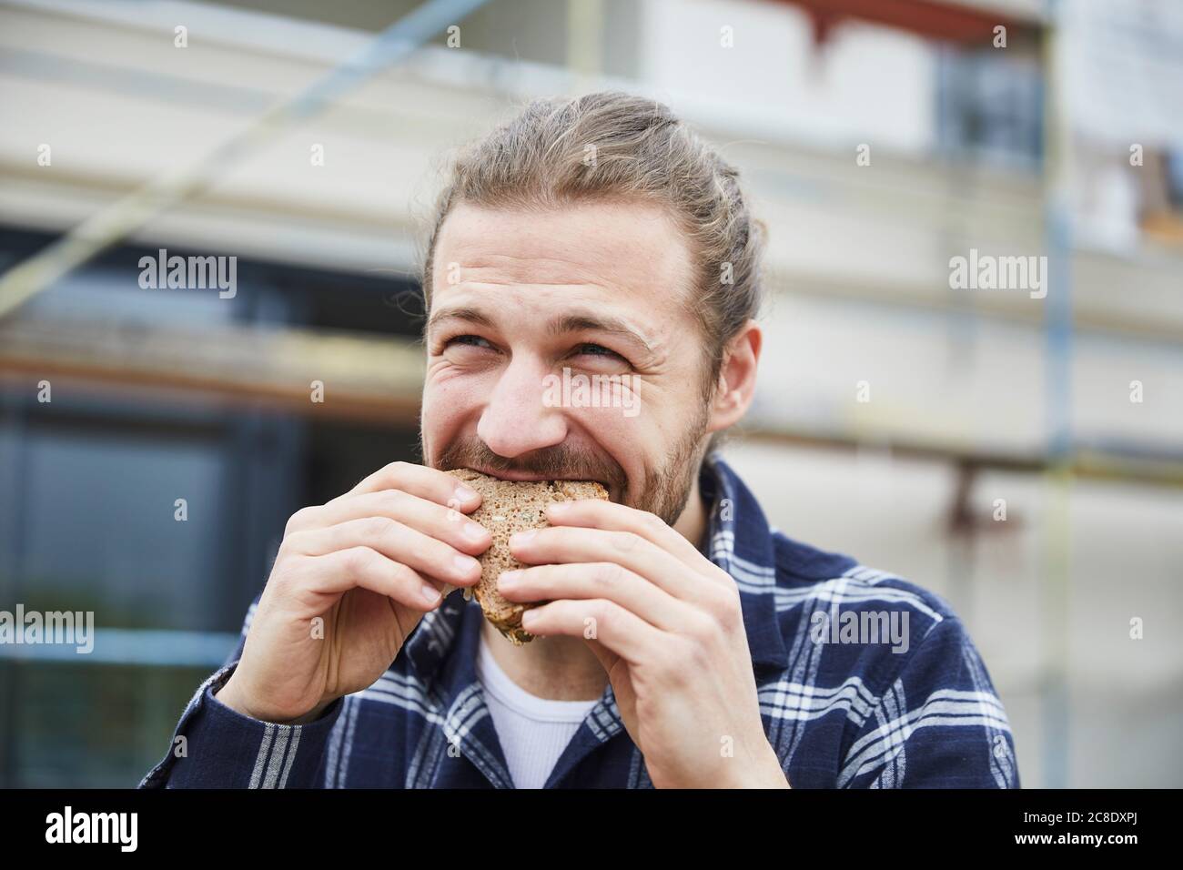 Construction worker eating hi-res stock photography and images - Alamy