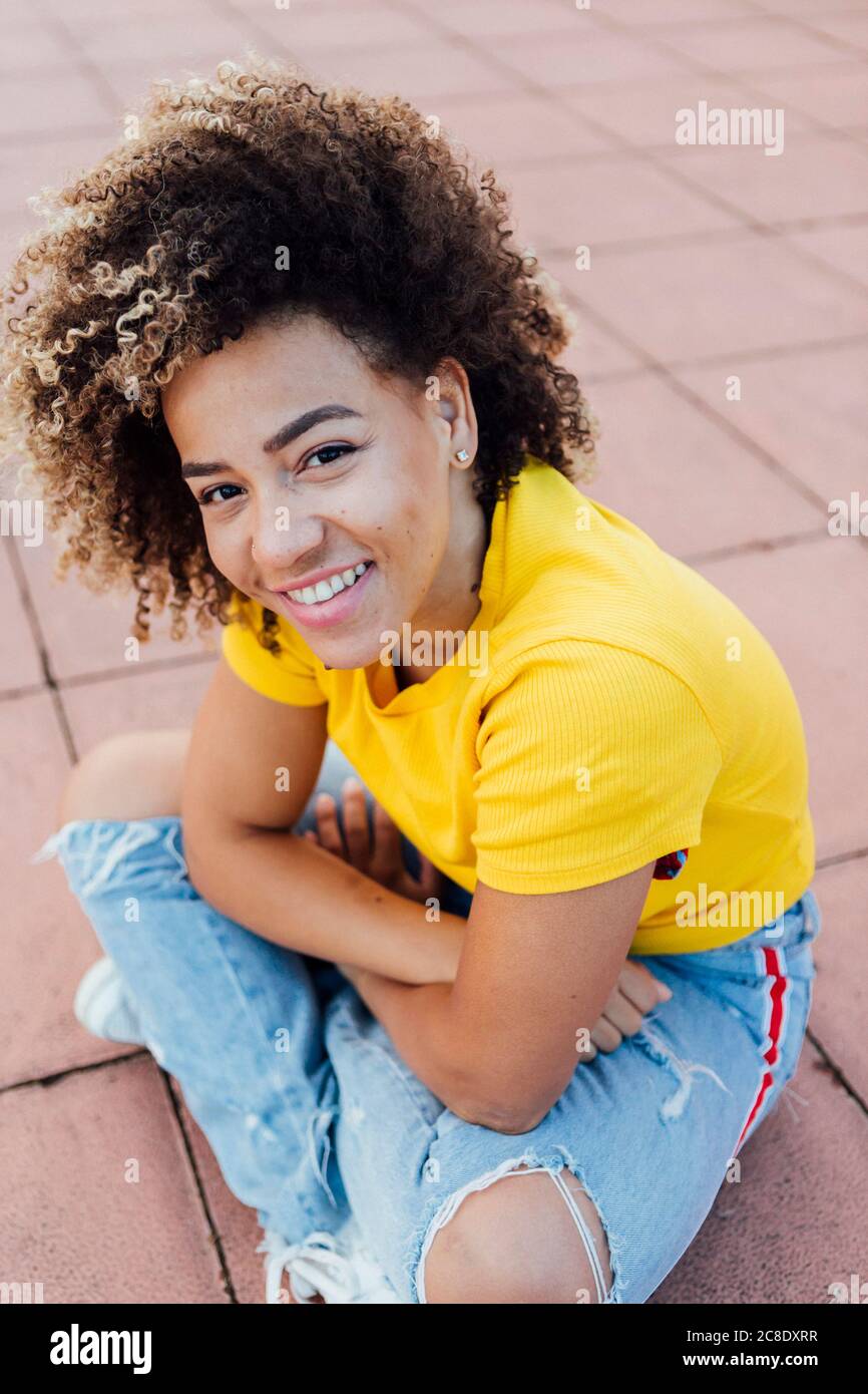 Woman sitting on ground hi-res stock photography and images - Alamy