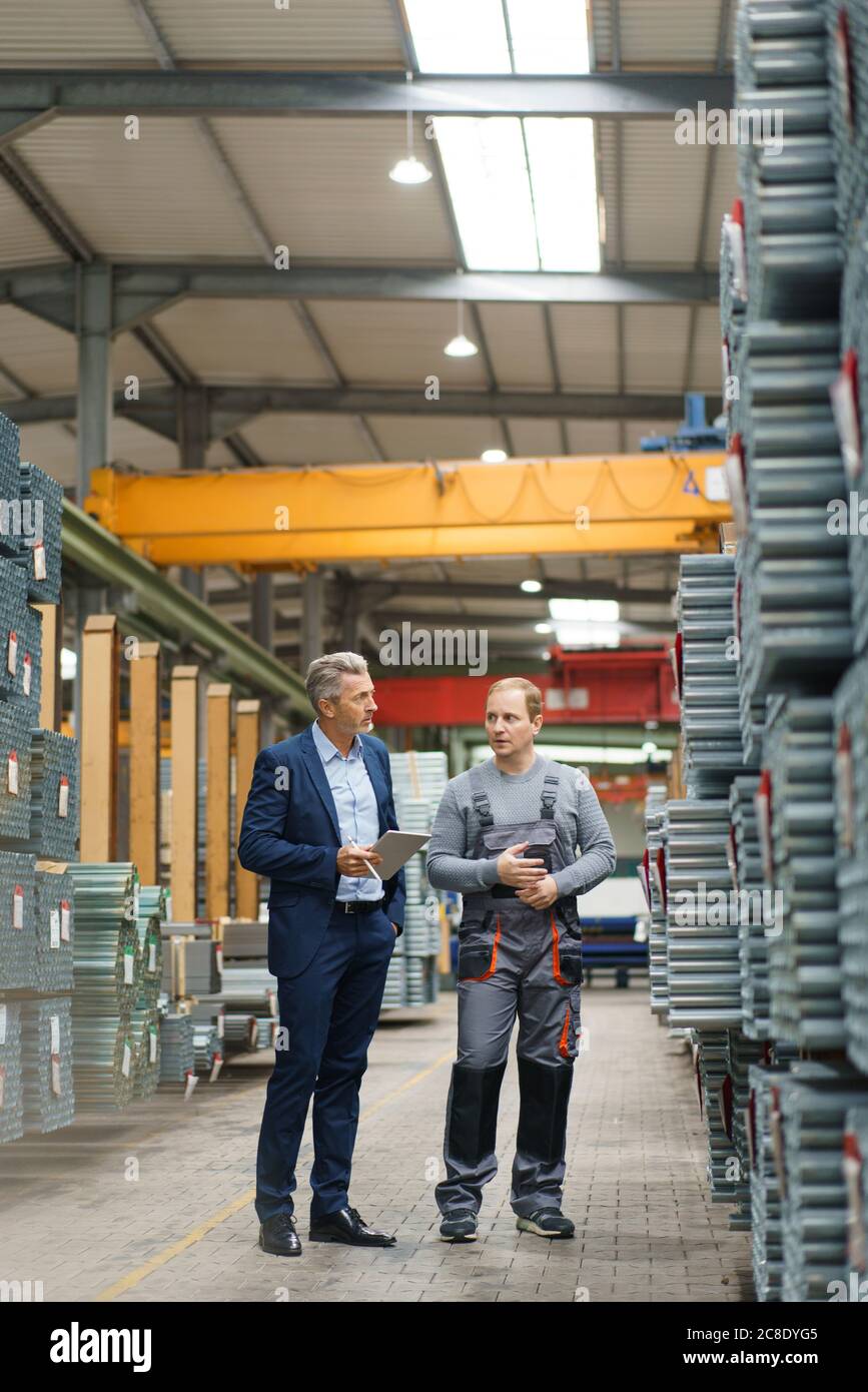 Boss talking to a worker hi-res stock photography and images - Alamy