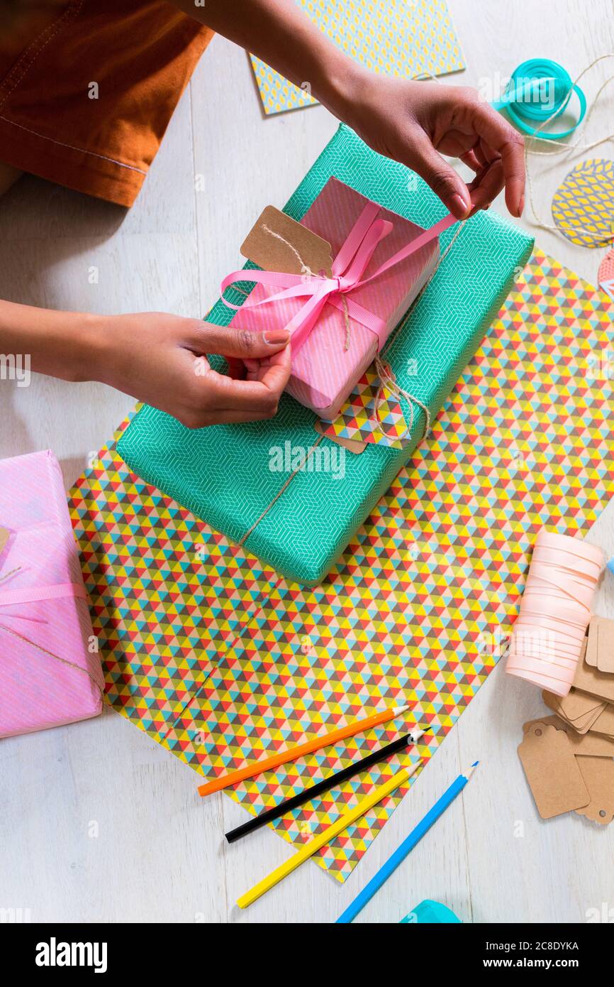 Hand wrapping present hi-res stock photography and images - Alamy