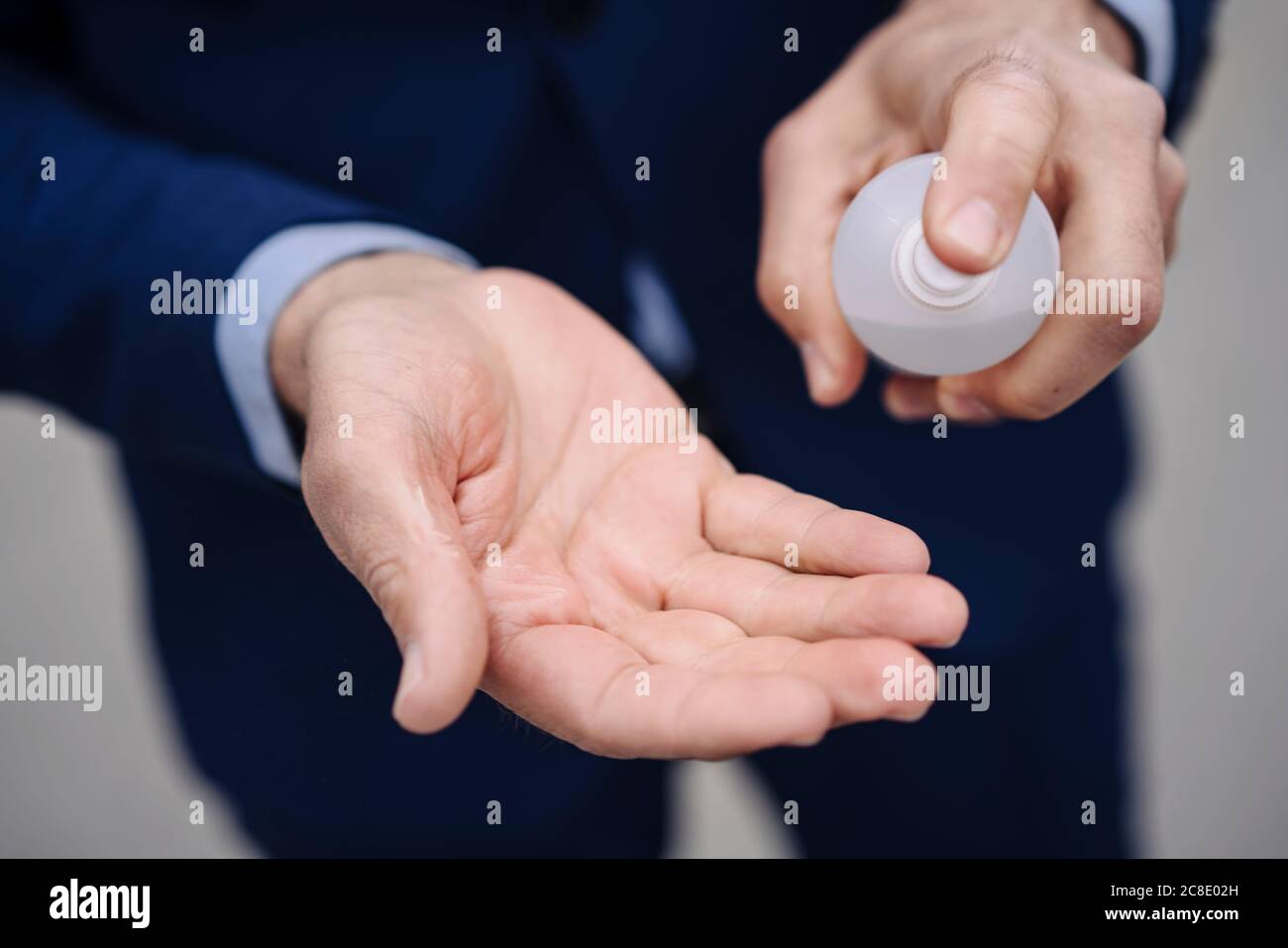 Men hands hand sanitizer spray hi-res stock photography and images - Alamy