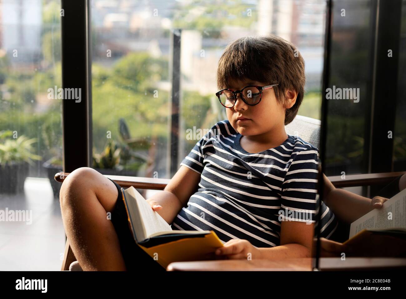 Boy reading book hi-res stock photography and images - Alamy