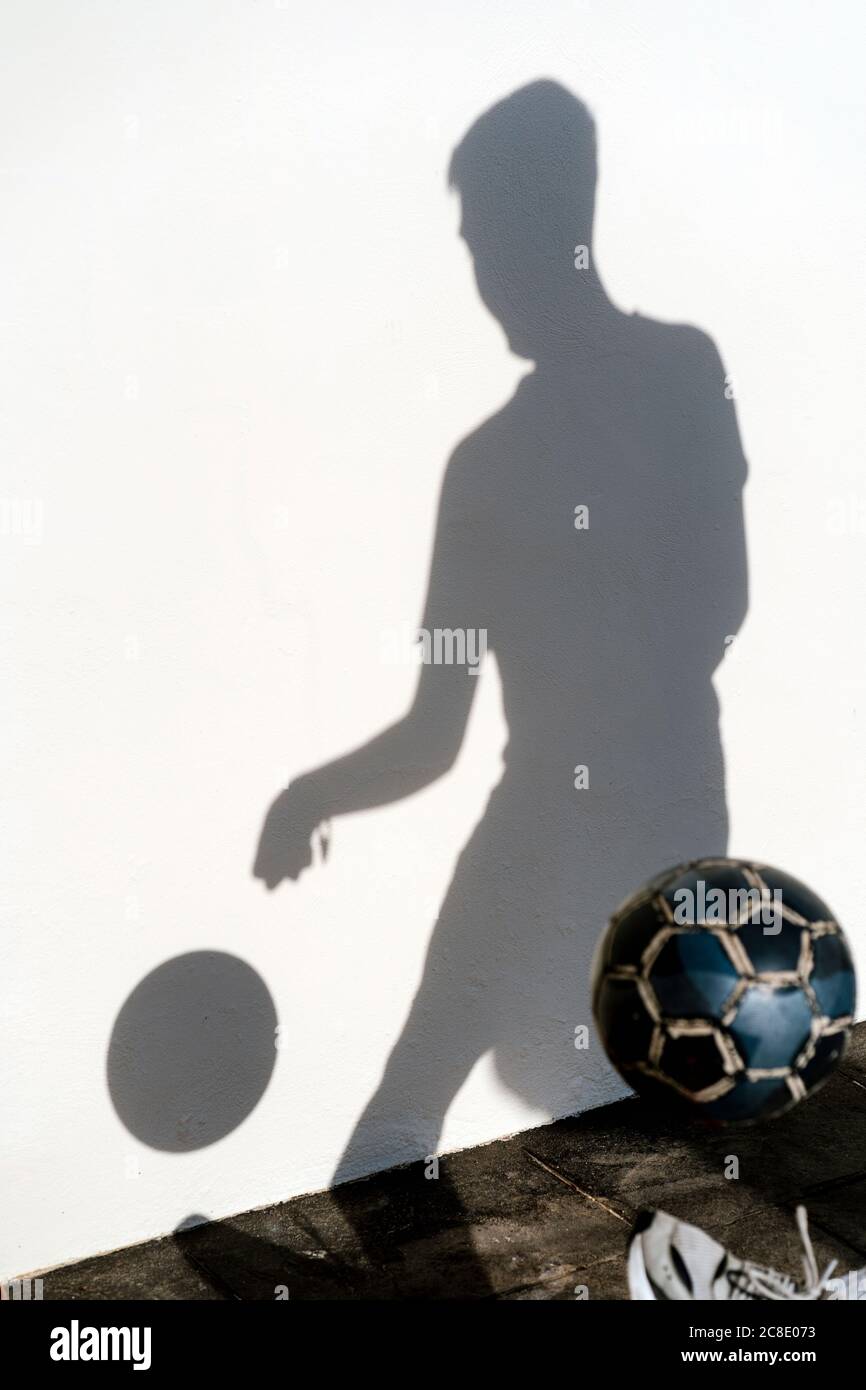 Silhouette shadow soccer football hi-res stock photography and images ...
