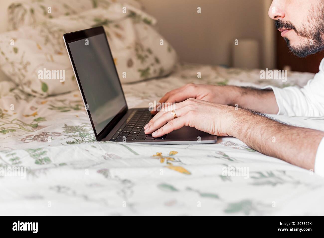 Using laptop on bed hi-res stock photography and images - Alamy