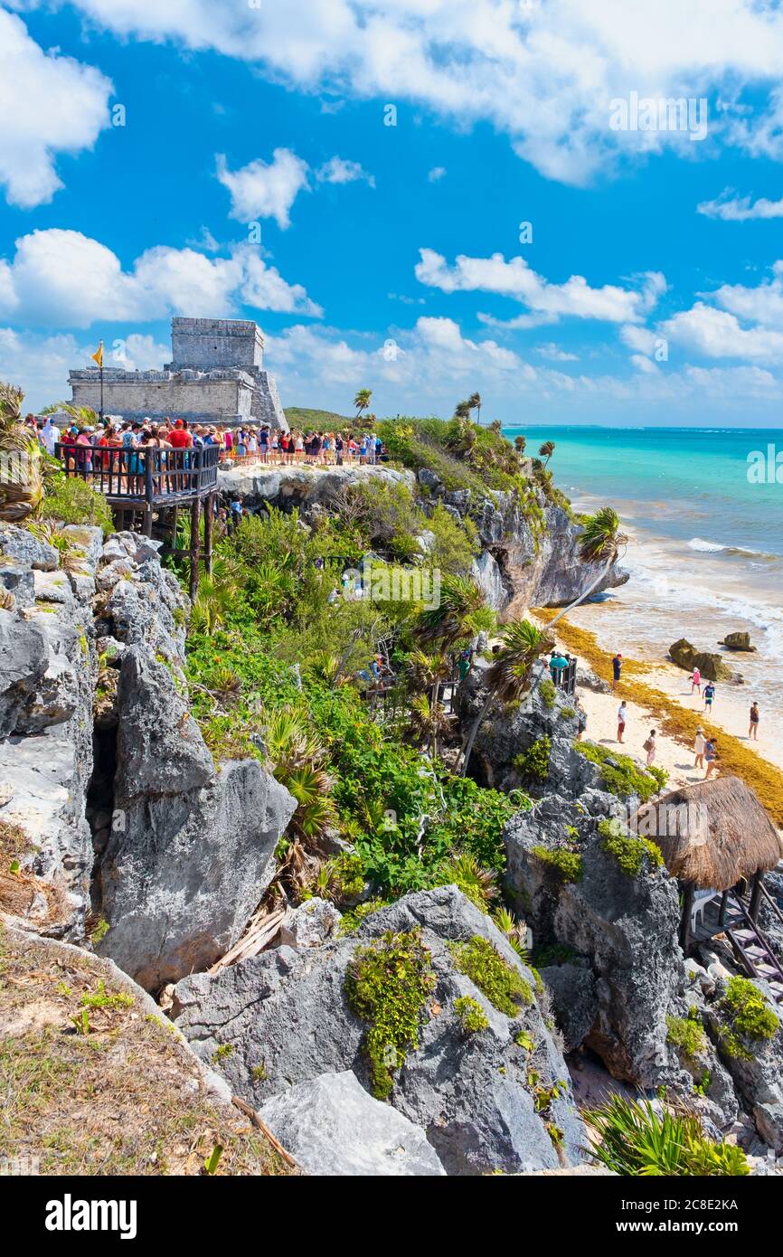 Ancient mayan ruins on a cliff by the seaside at Tulum in Mexico Stock ...