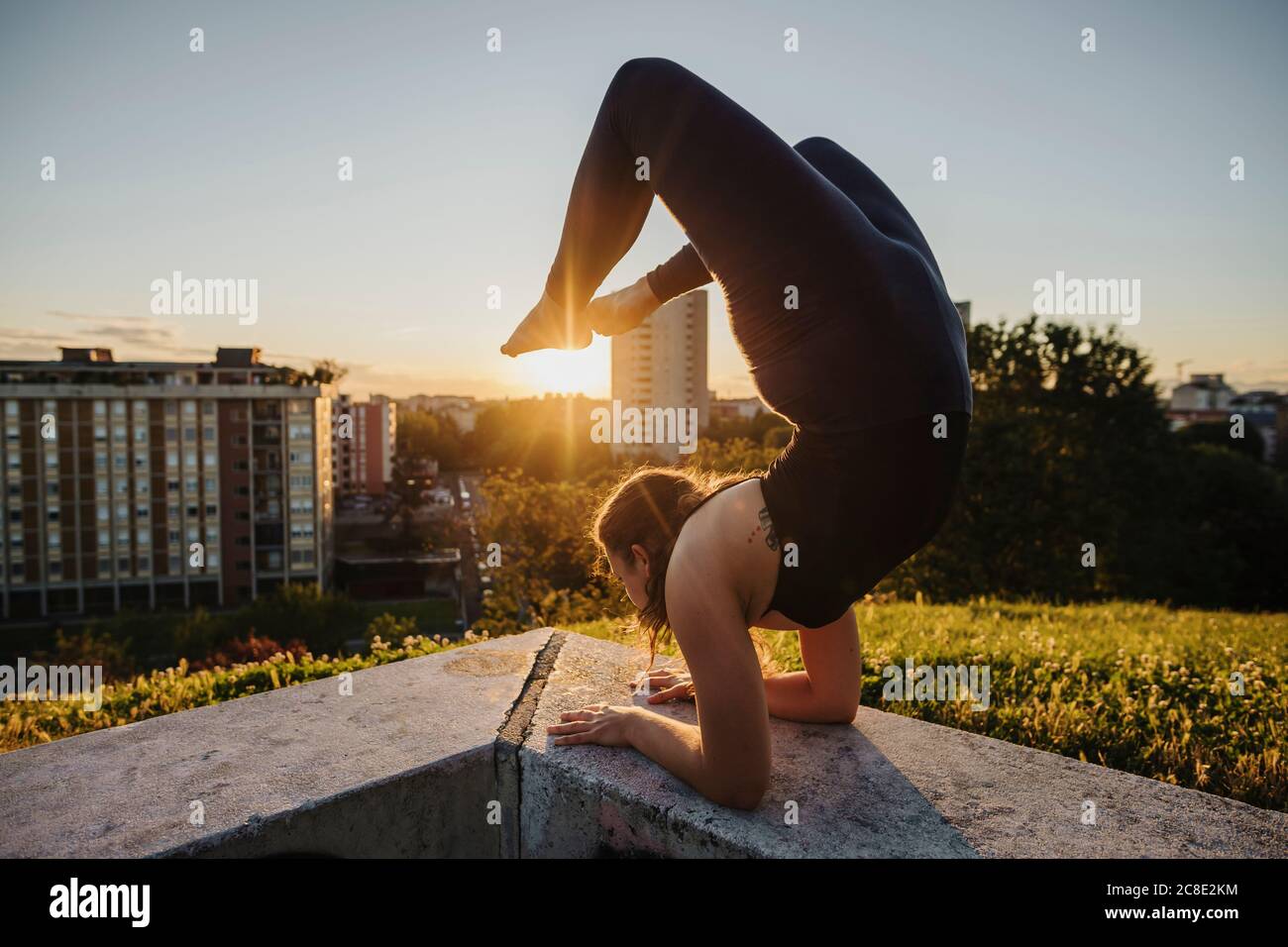 City contortionist hi-res stock photography and images - Alamy