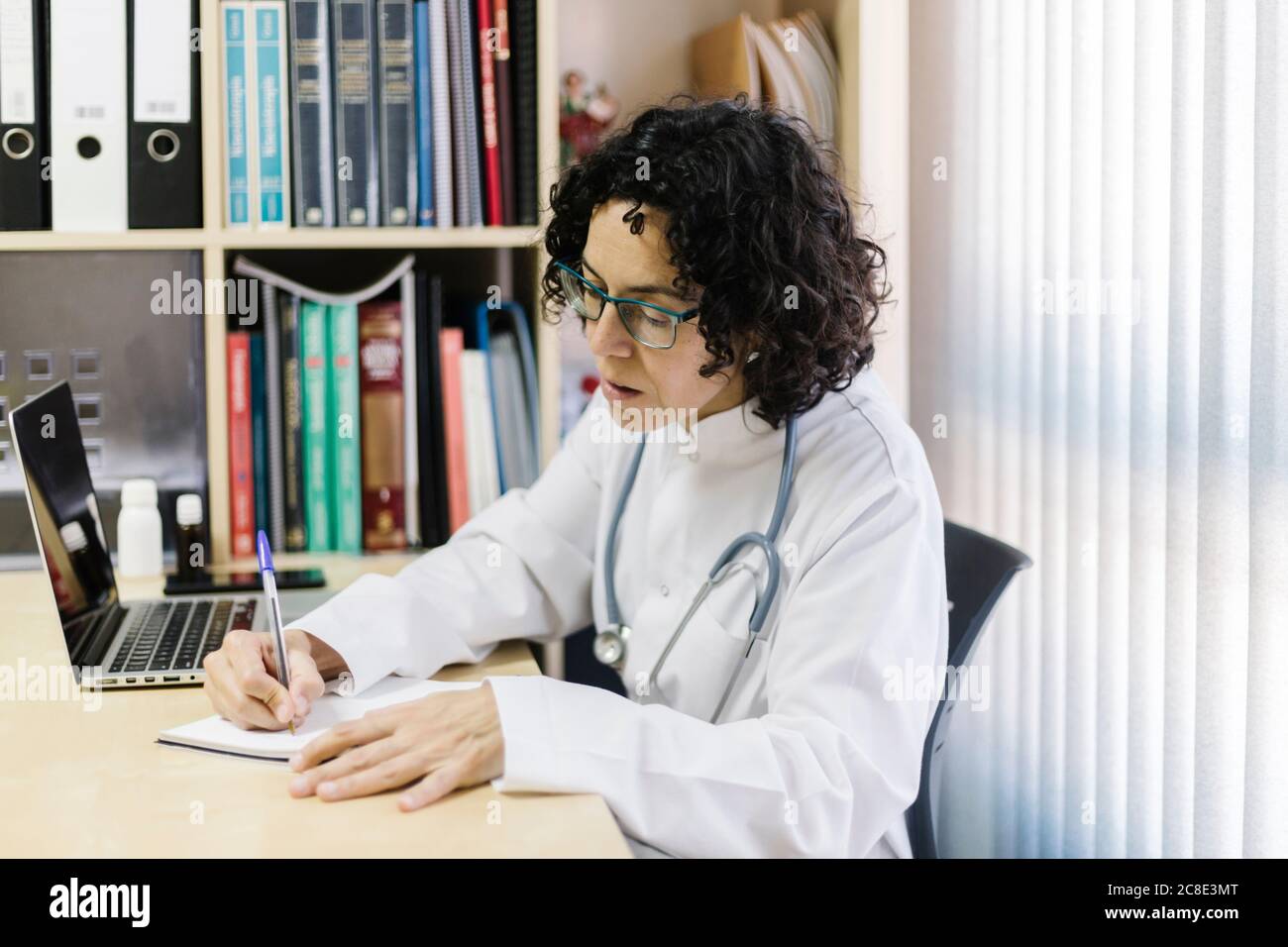 Doctor office desk hi-res stock photography and images - Alamy