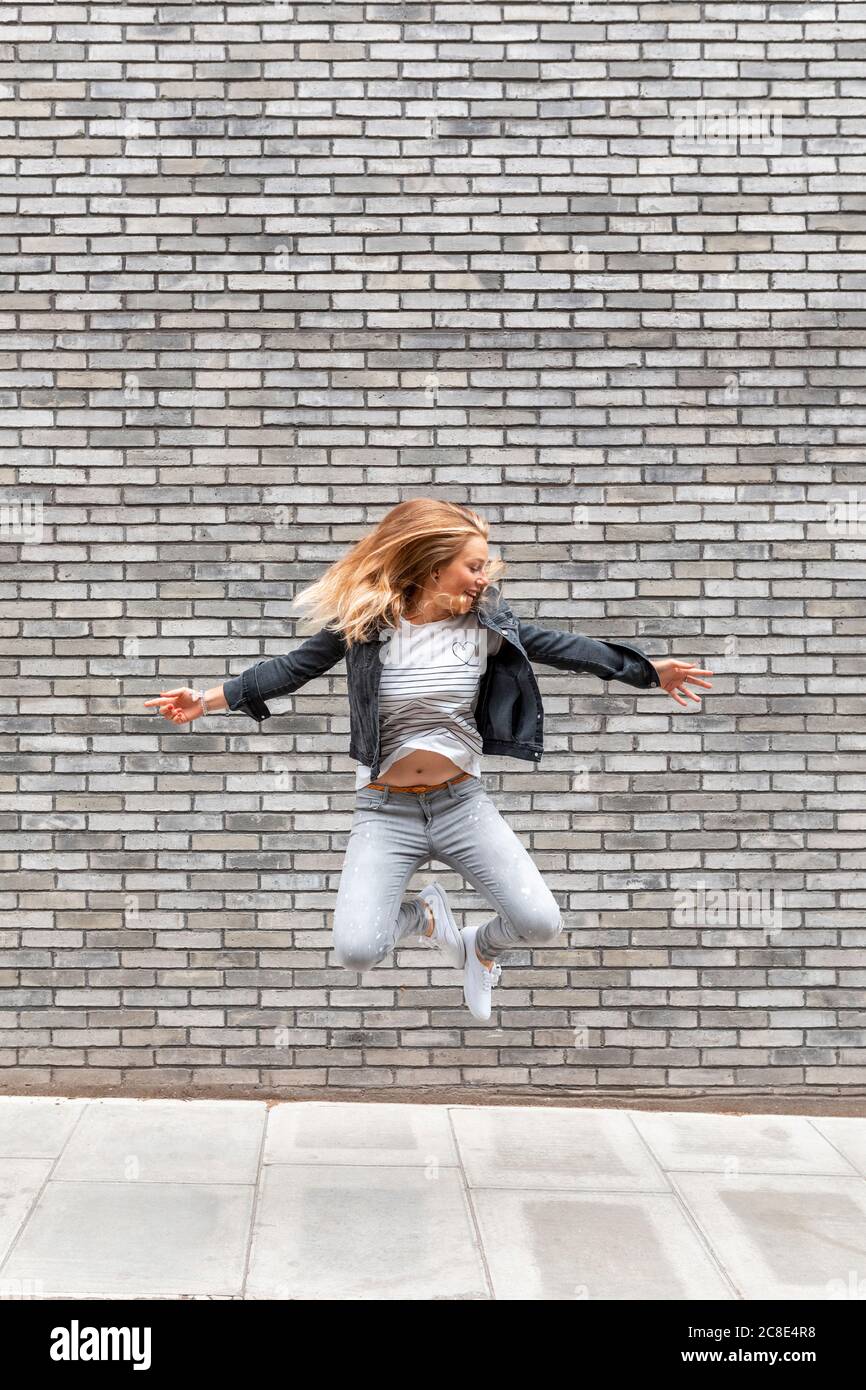 Jumping from the wall hi-res stock photography and images - Alamy