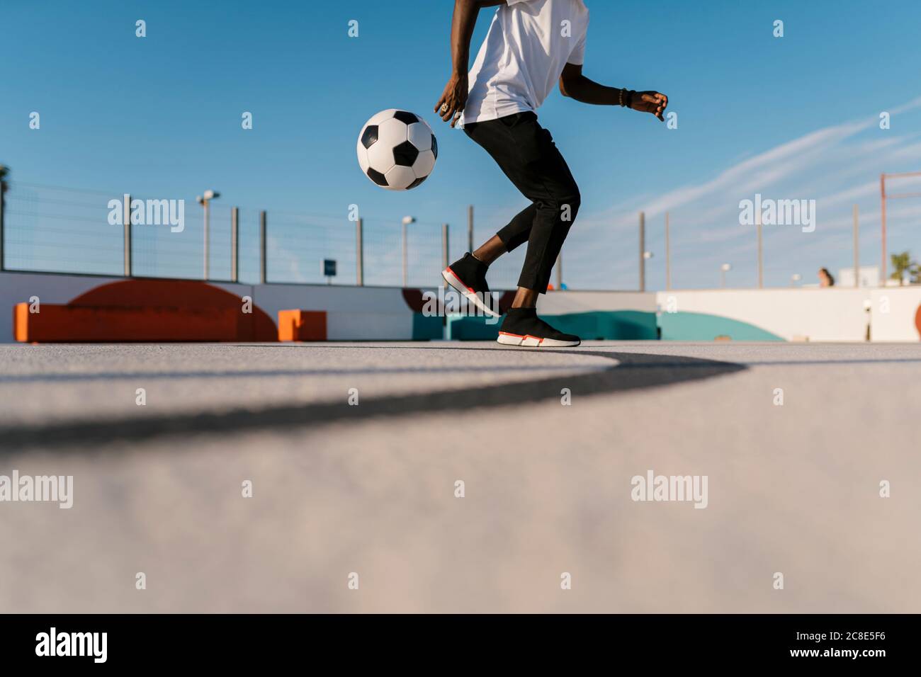 Soccer player juggling soccer ball hi-res stock photography and images ...