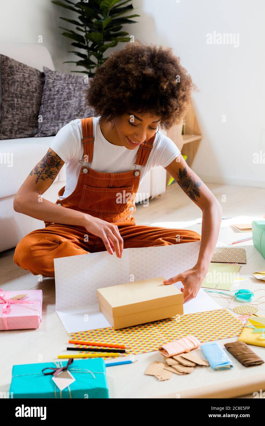 Body wrapping hi-res stock photography and images - Alamy