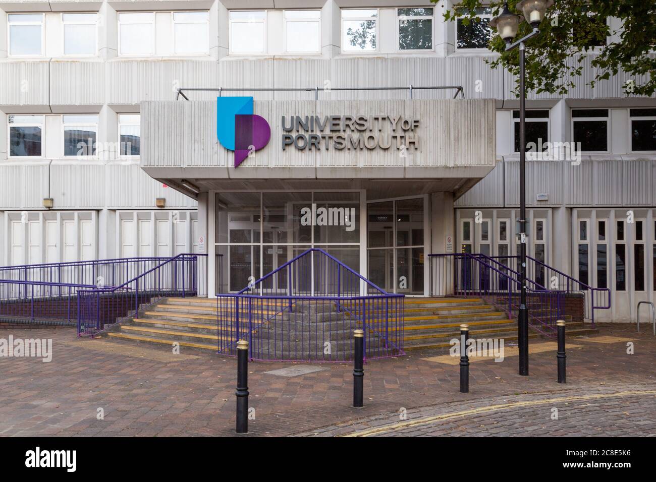 The Entrance to Portsmouth University King Henry building Stock Photo ...