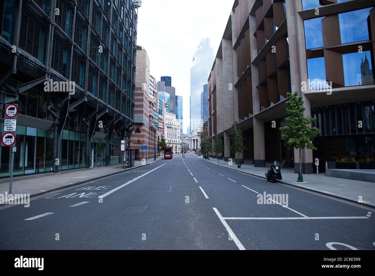 Empty city of london street hi-res stock photography and images - Alamy