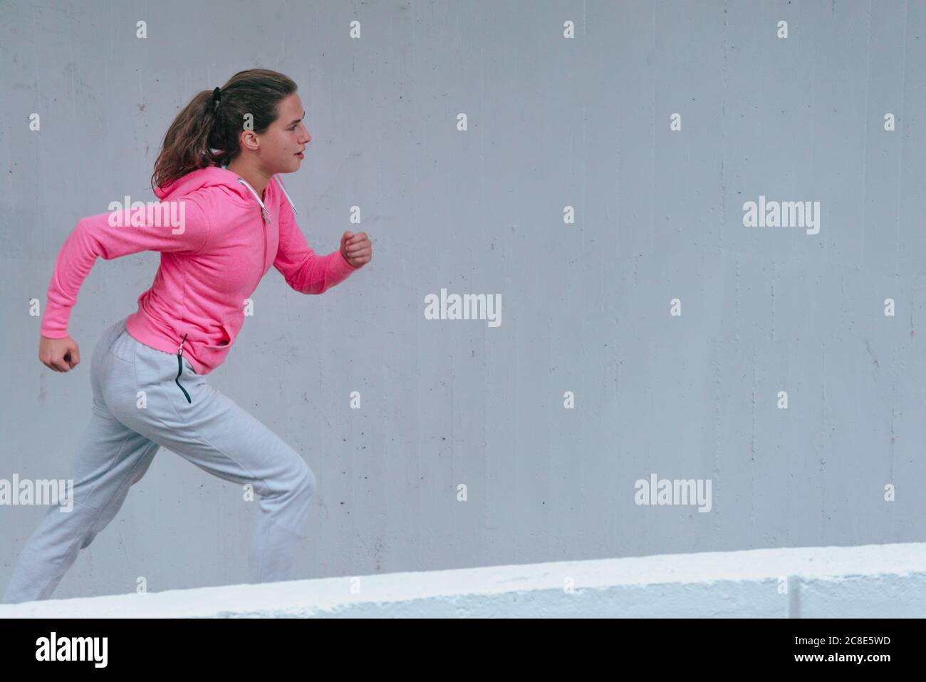Healthy lifestyle athlete dressed in training clothes exercising Stock ...
