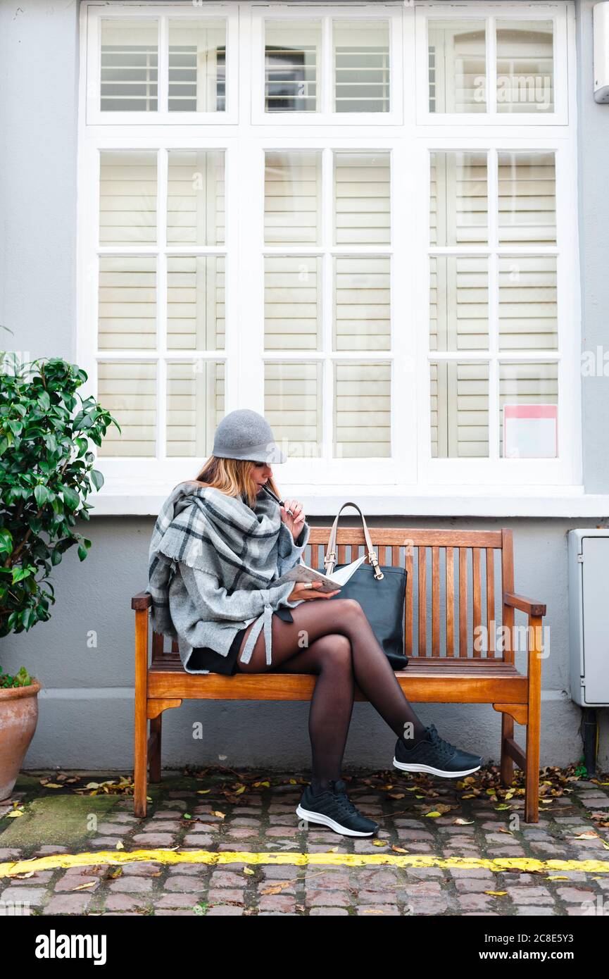 35 woman diary hi-res stock photography and images - Alamy