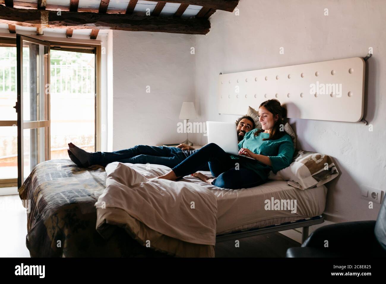 Video bed couple hi-res stock photography and images - Alamy