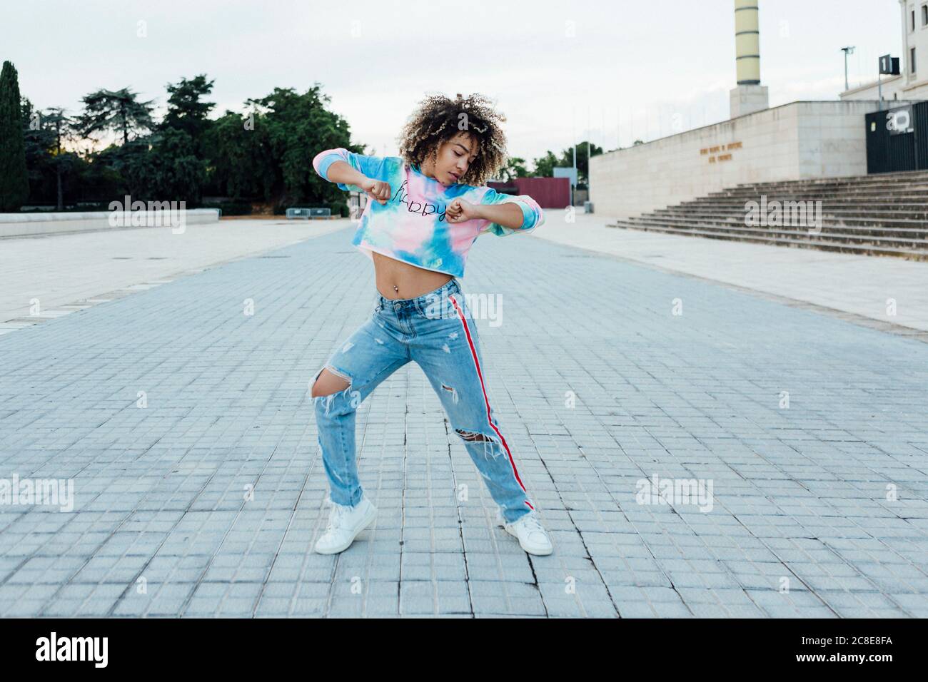 Dancing breakdance young hi-res stock photography and images - Alamy