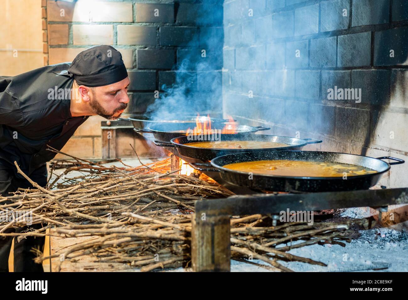 Traditional kitchen and fireplace hi-res stock photography and images ...