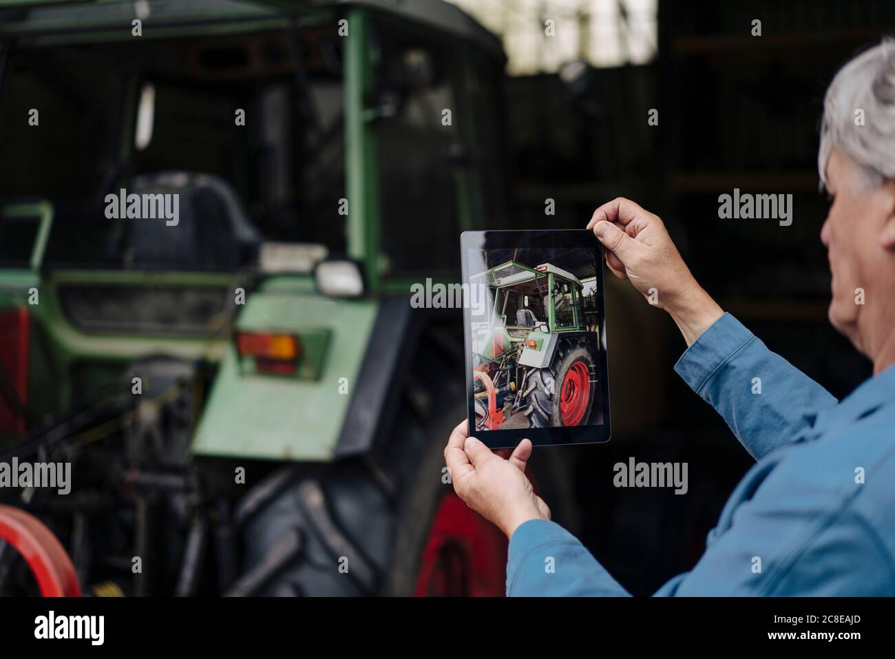 Senior man taking photograph hi-res stock photography and images - Alamy