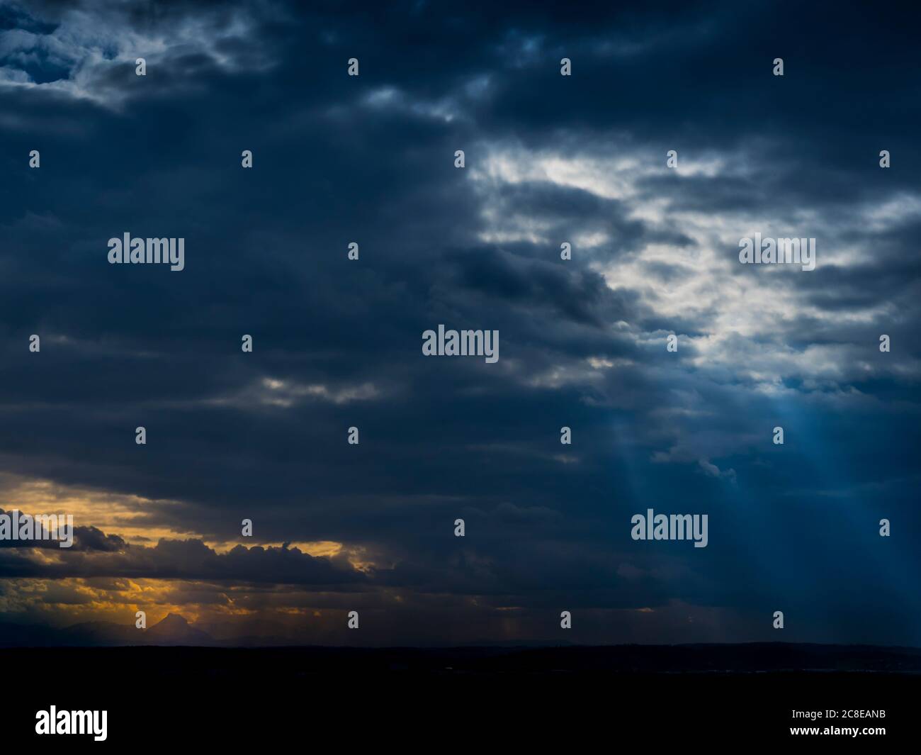 Sunlight piercing through clouds hi-res stock photography and images ...