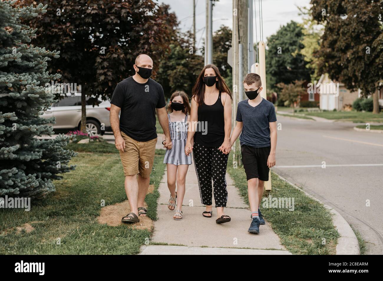 Family wearing corona masks hi-res stock photography and images - Alamy