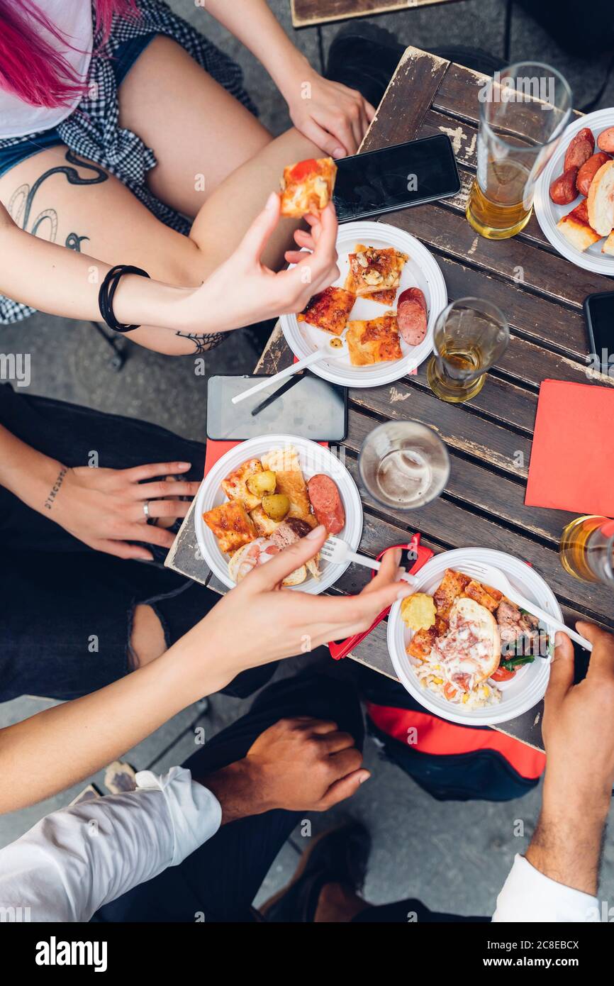 Table of people eating outdoors hi-res stock photography and images - Alamy