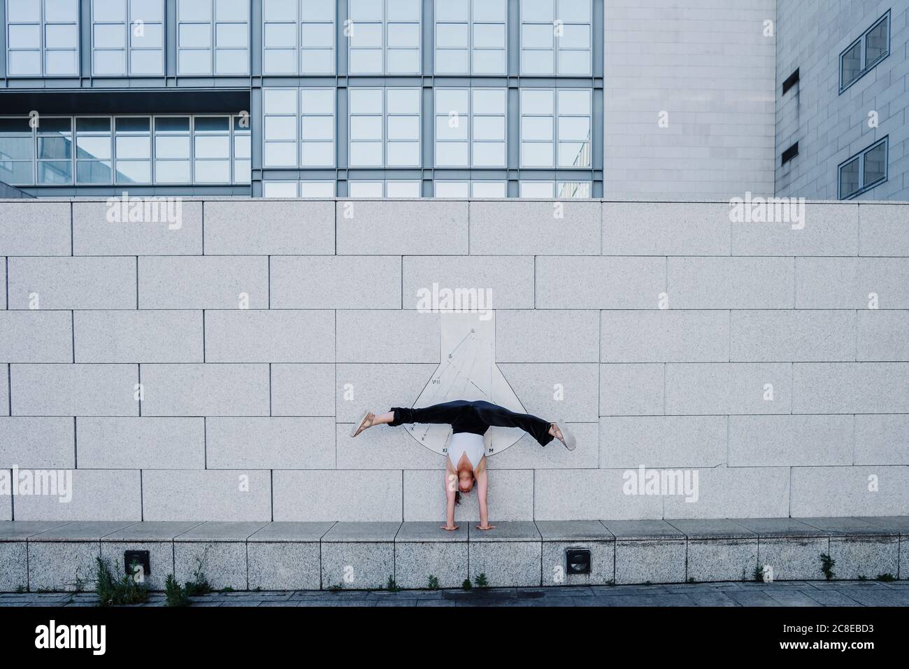 Handstand against wall hi-res stock photography and images - Alamy